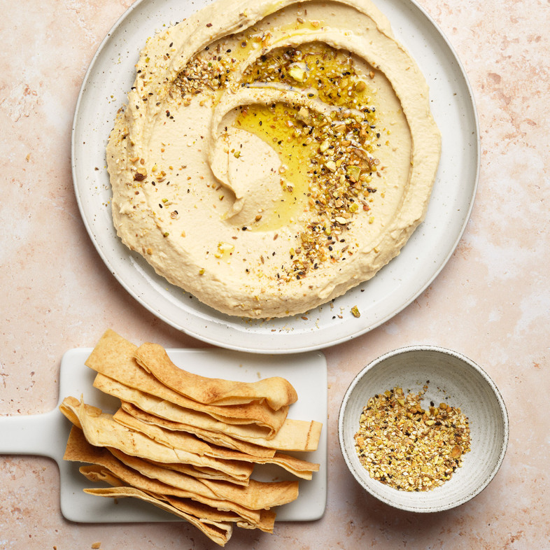 Hummus med dukkah och tunnbrödschips - Recept | Sevan